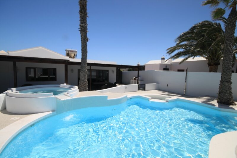 Swimming pools edging tiles - Natura Design + Build